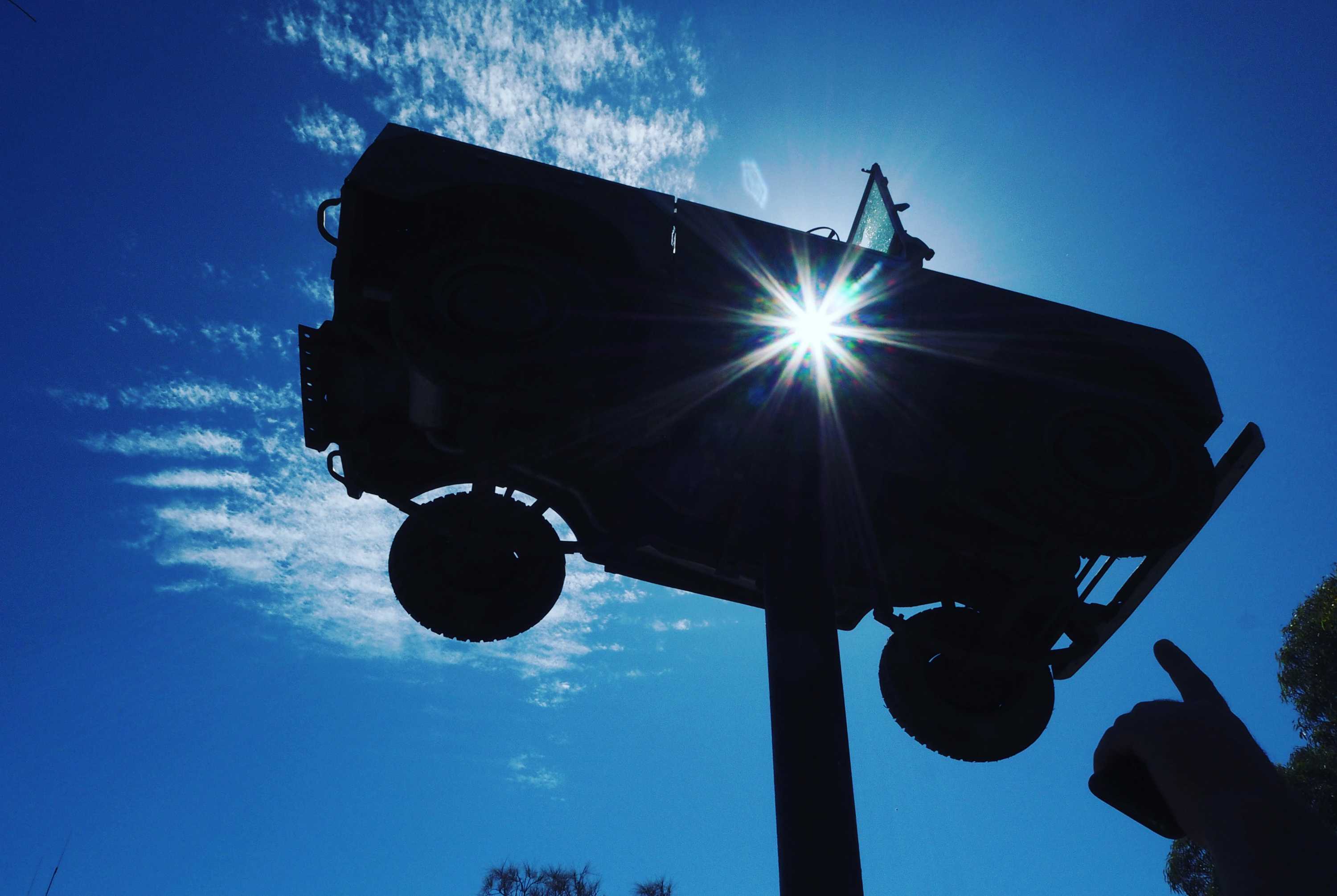 Land Rover on a Pole one of South Australia's quirkiest roadside ...