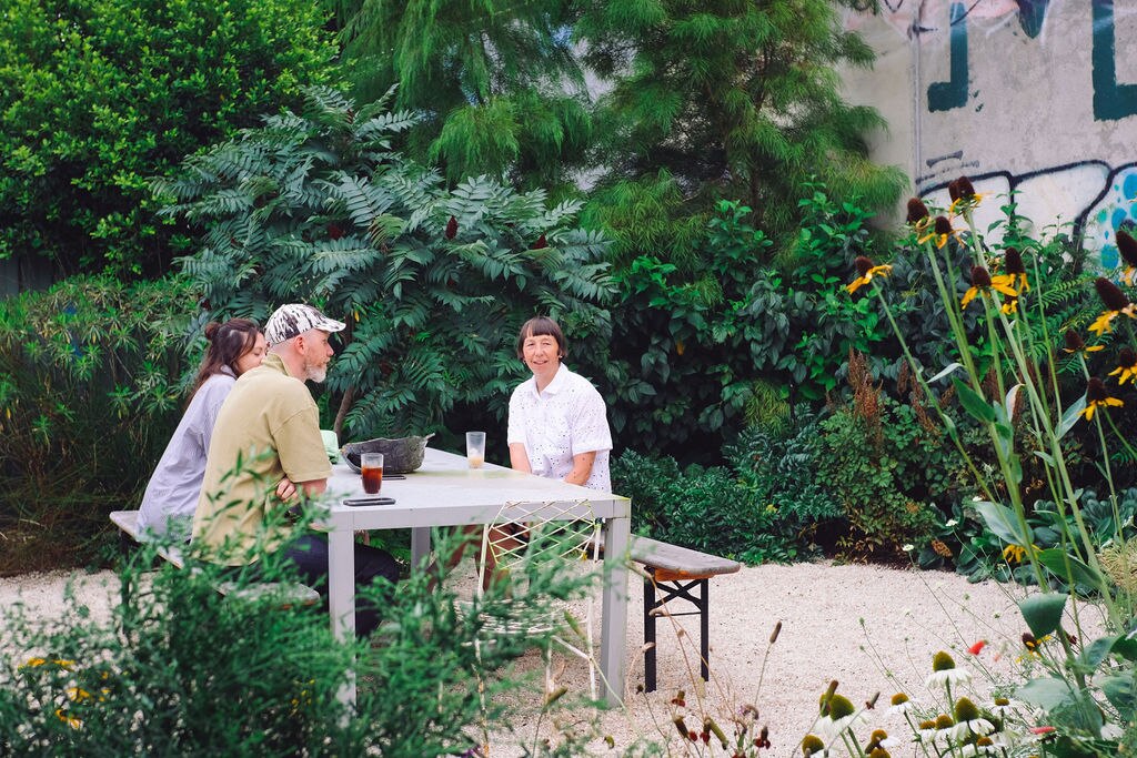 A weed-filled courtyard becomes an urban meadow in Beci Orpin's garden ...