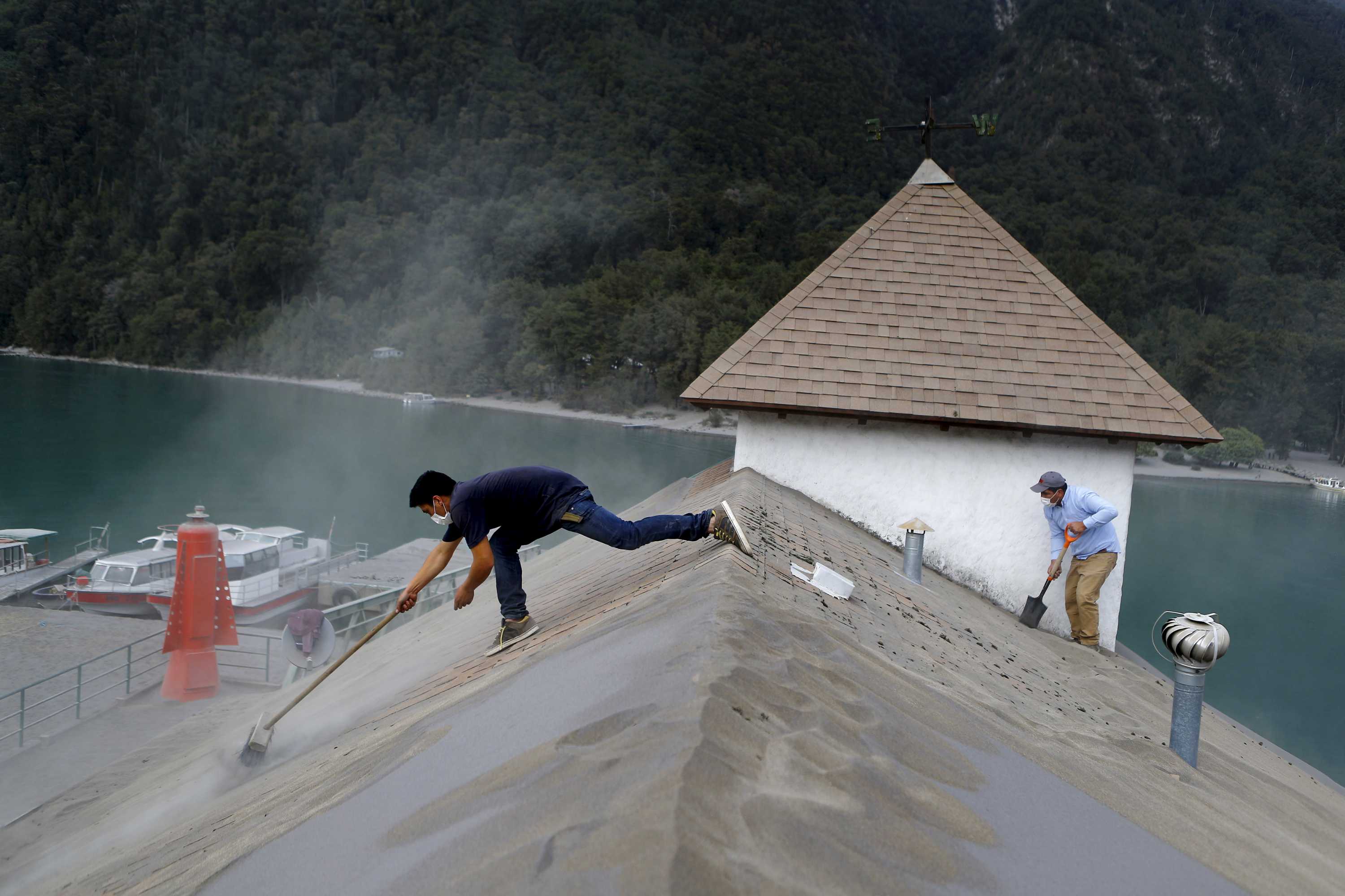 Chile volcano: Clean-up begins after Calbuco volcano eruption ...