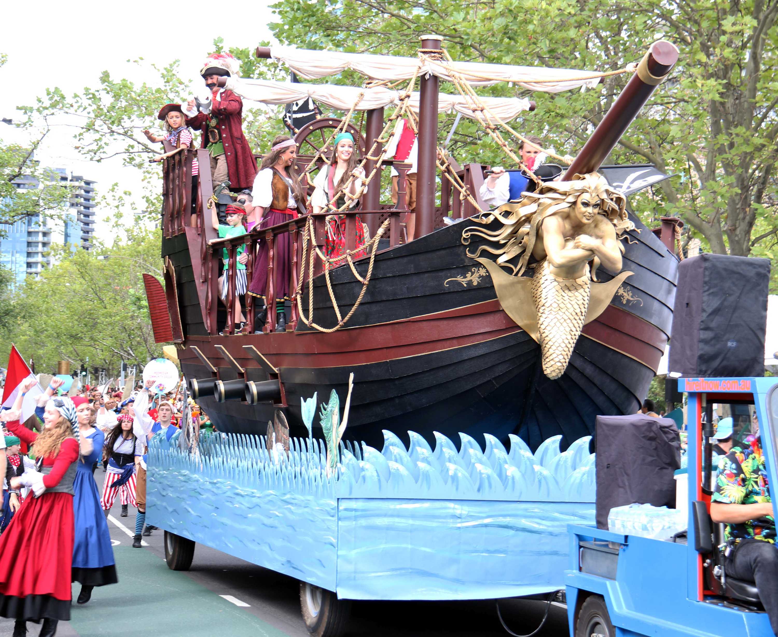 Melbourne celebrates Moomba with annual parade down St Kilda Road - ABC ...