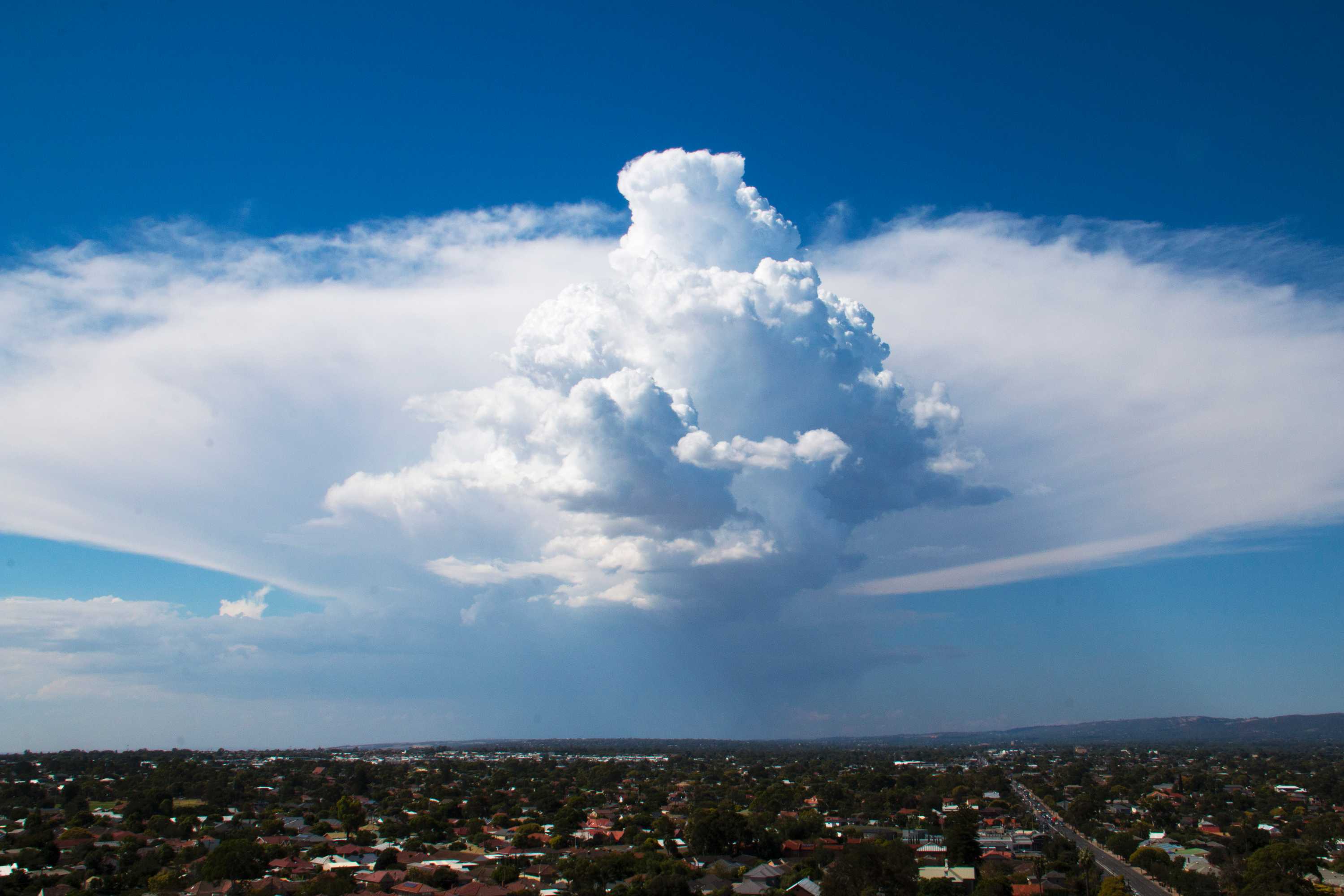 Perfect anvil thunderstorm over the Barossa sends Adelaide eyes ...