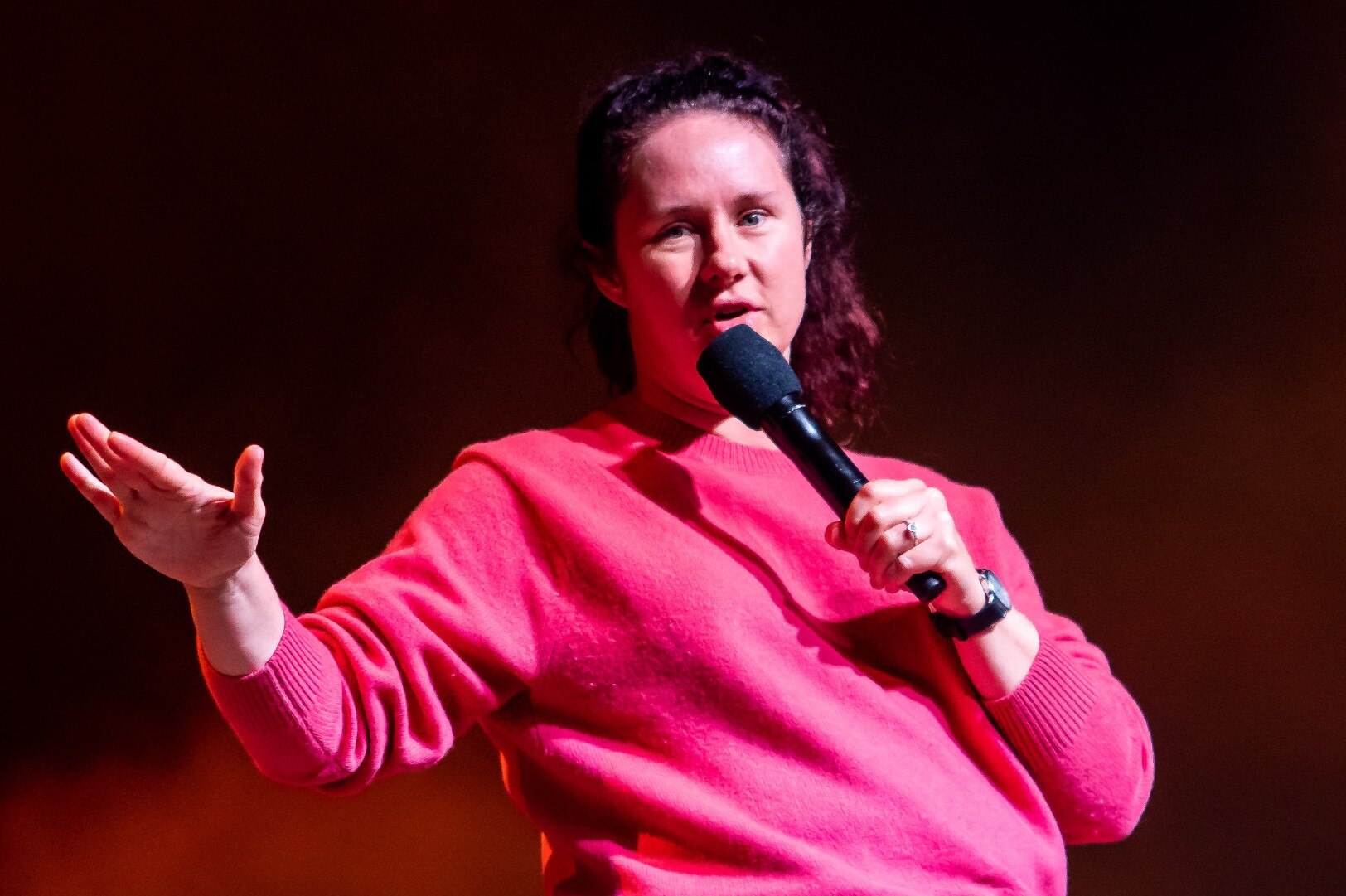 Comedian Mel Buttle unpacks 'Lynn' the internet's mum - ABC listen