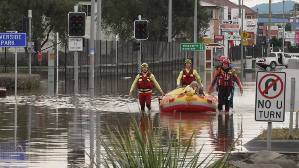 SES rescue elderly couple from their vehicle in Kempsey - ABC News