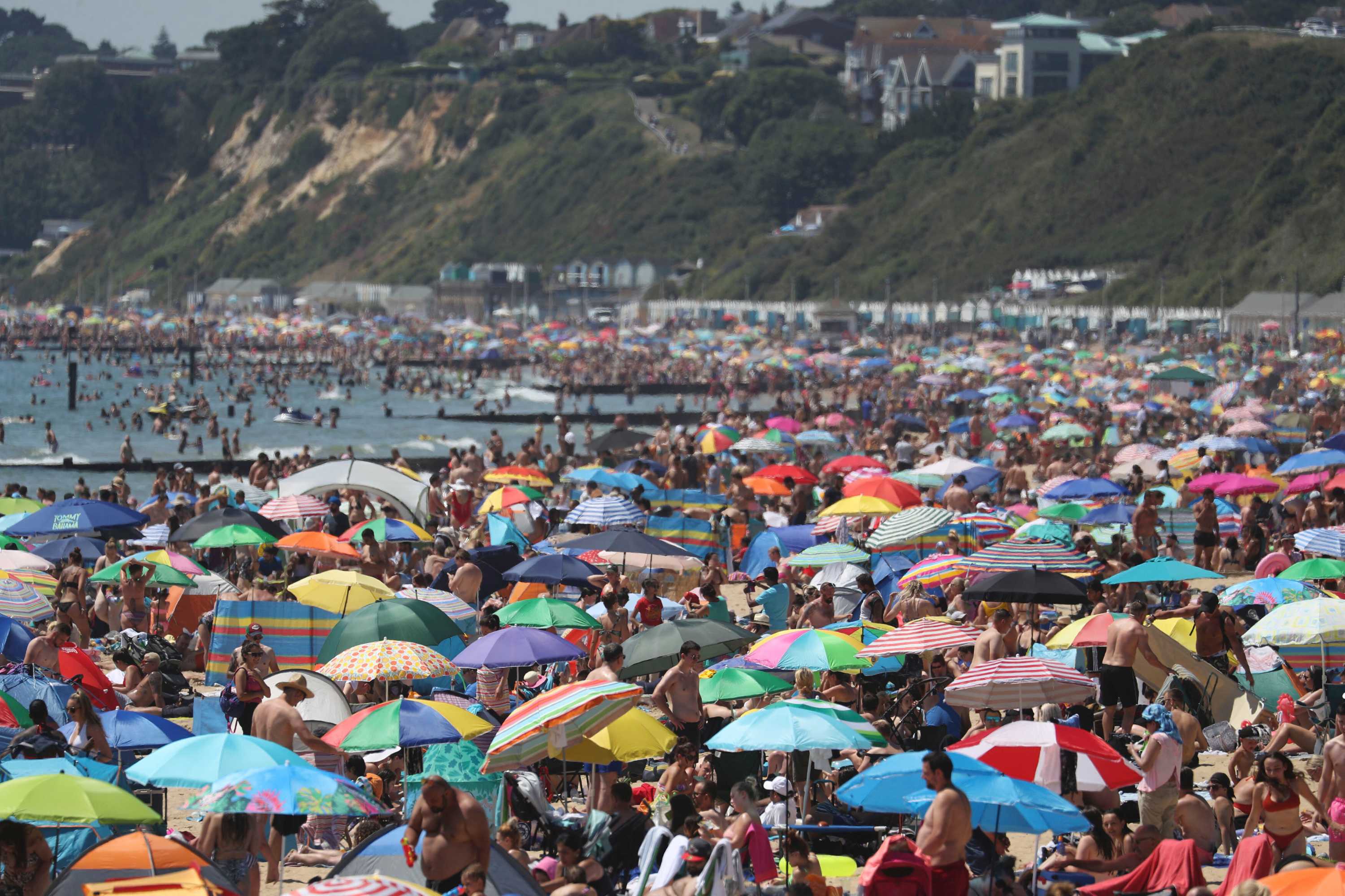 'Major incident' declared as thousands flock to UK beach during ...