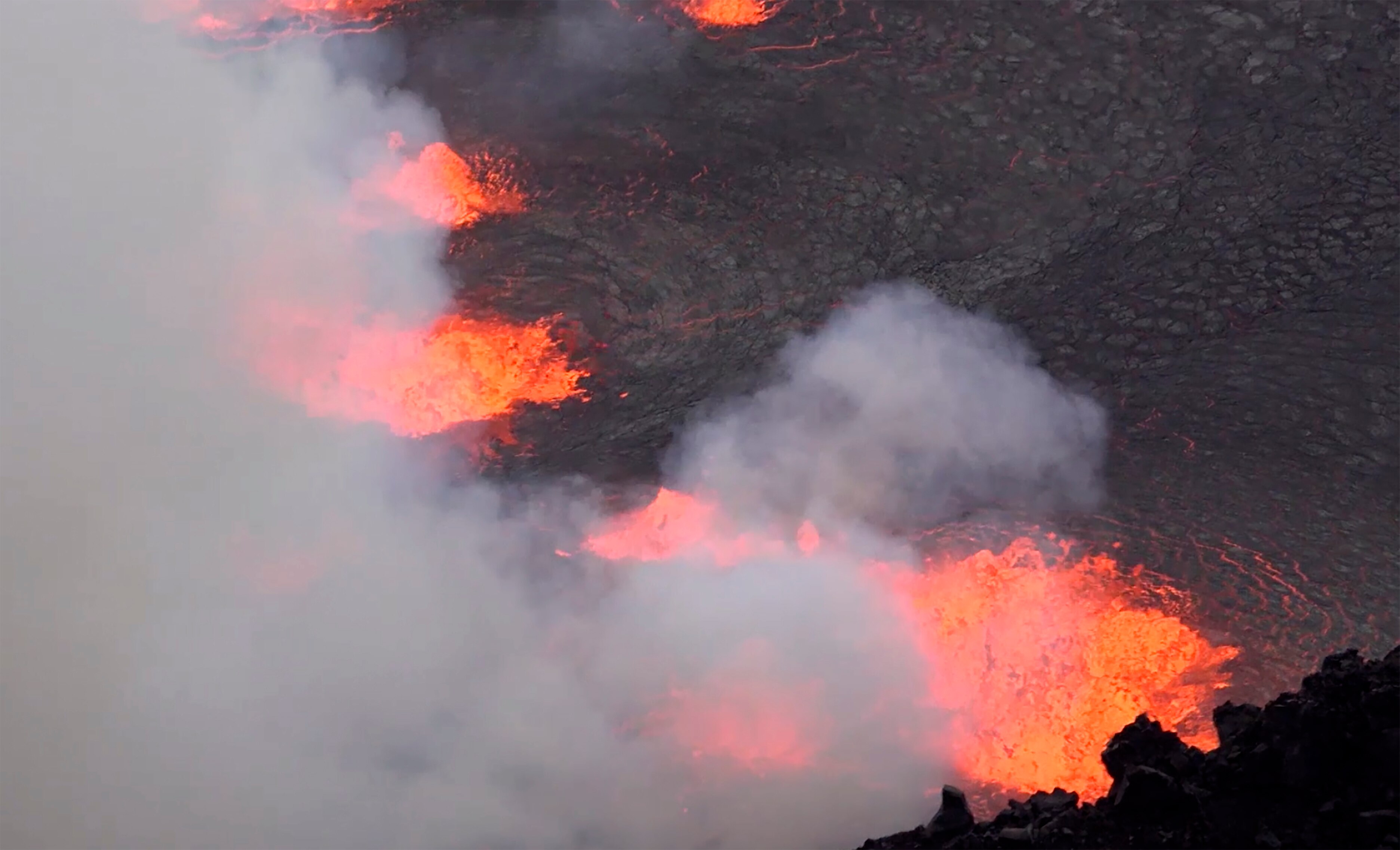 Hawaii's Kilauea volcano erupts, causing lava fountains and sending ...