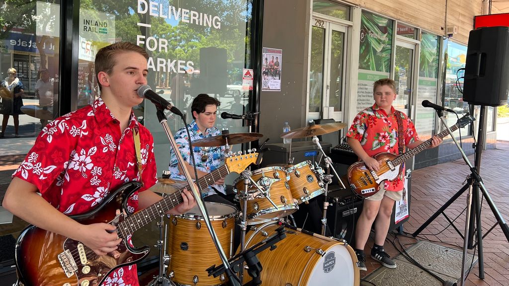 Buskers at the 2023 Parkes Elvis Festival - ABC News
