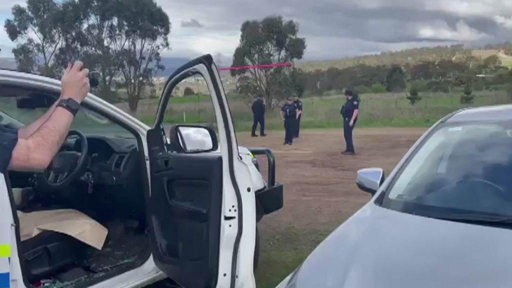 Tasmania Police investigate shooting at officers - ABC News