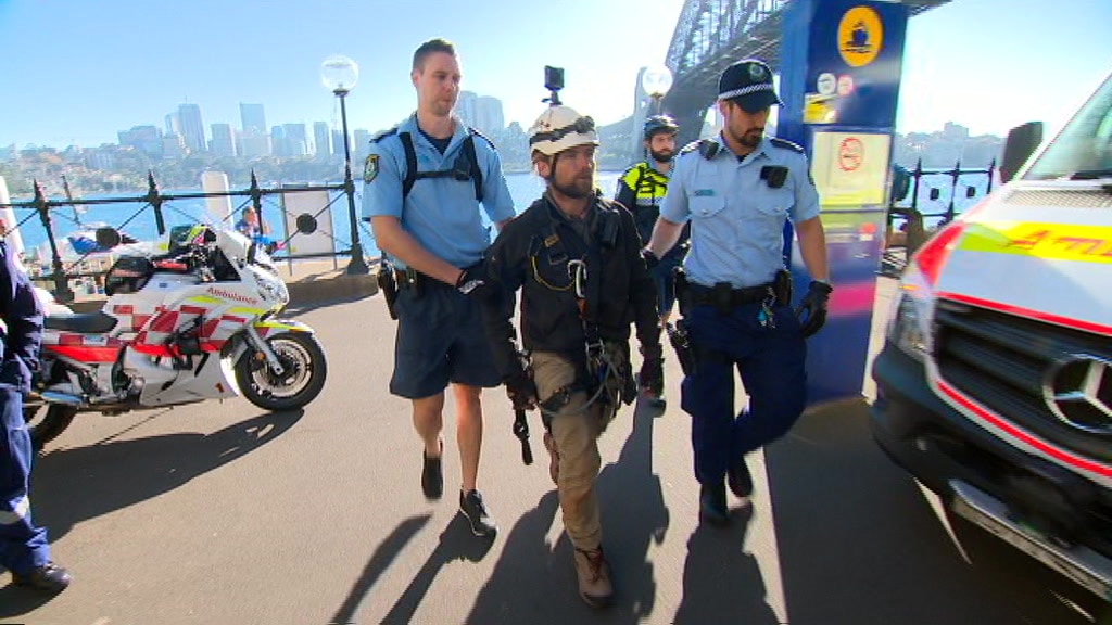 Sydney Harbour Bridge used by Greenpeace activists to protest climate ...