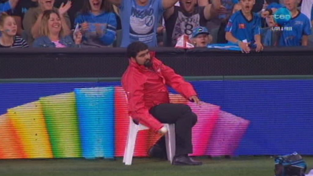 Adelaide Oval security guard an internet hit after classic catch at Big ...