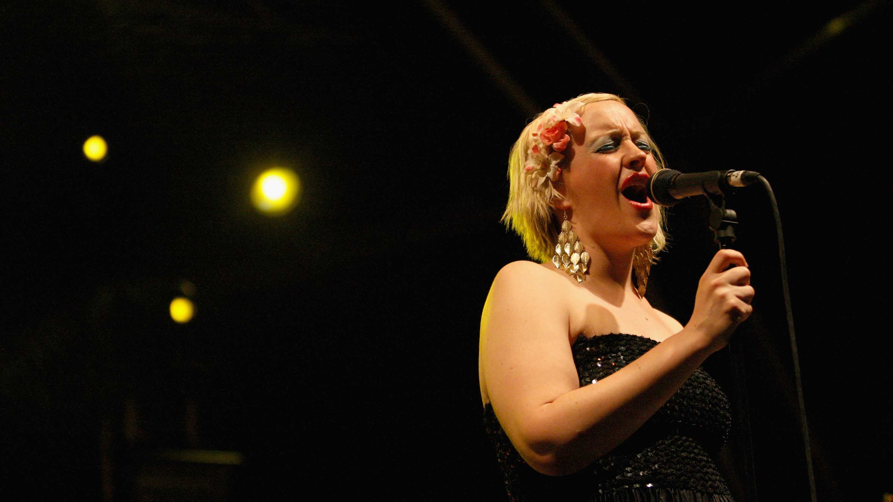 Alice Russell & The Quantic Soul Orchestra live at the Prince of Wales ...