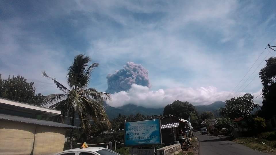Bali ash cloud: Some flights to resume as conditions clear but delays ...