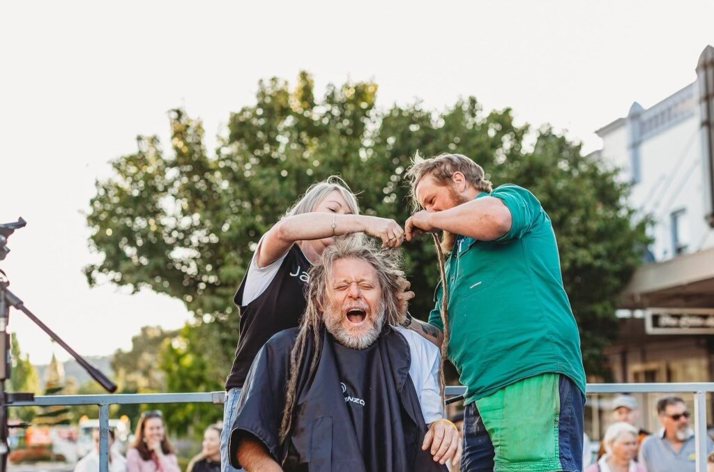 Cootamundra couple chops the mop to raise money for cancer support in ...