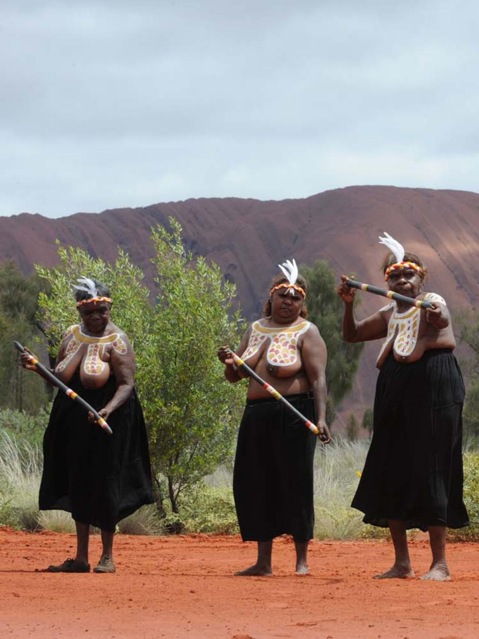 Crowds mark Uluru hand-back anniversary - ABC News