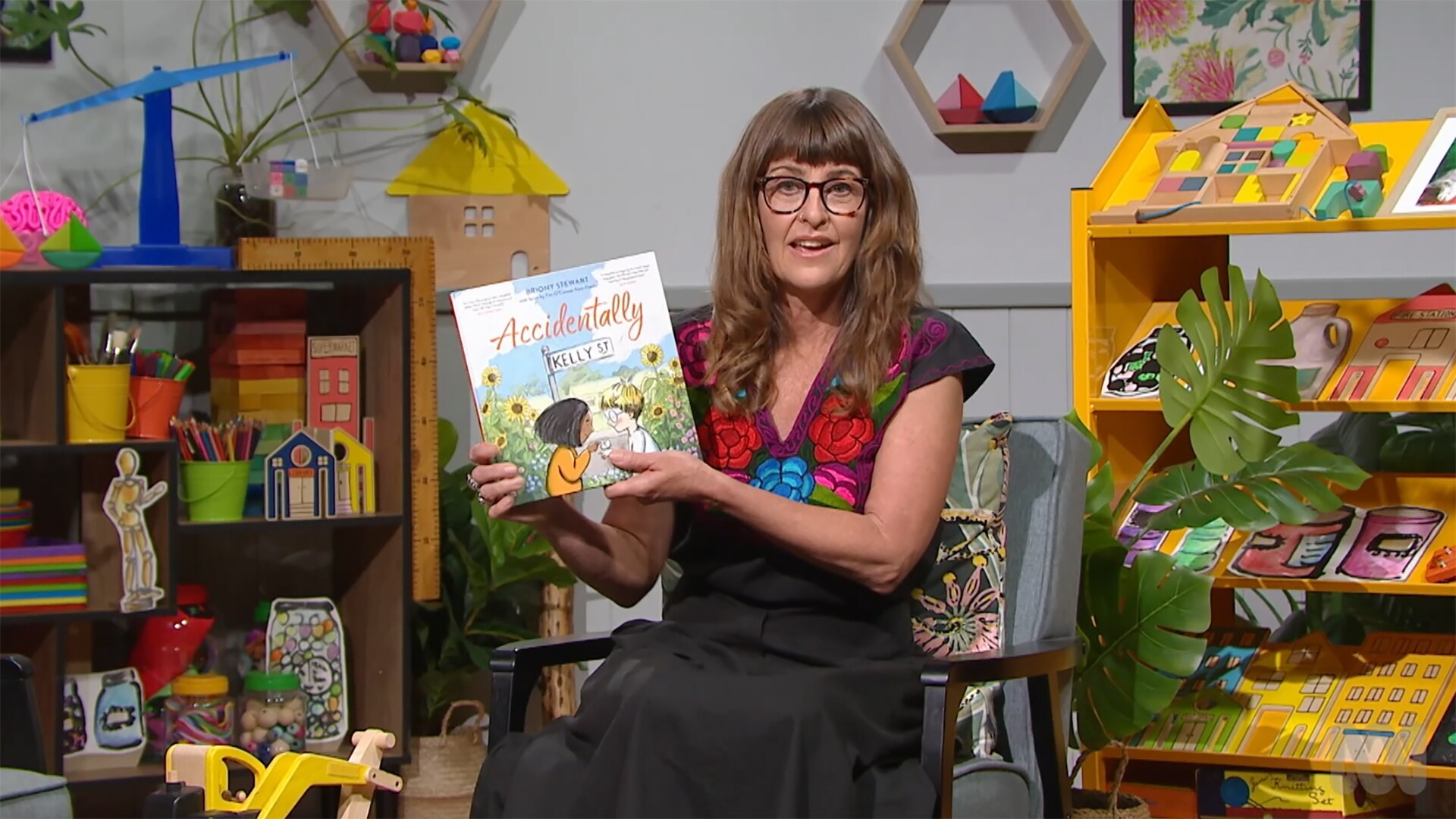 ABC Education Story Time: Accidentally Kelly Street - ABC Education