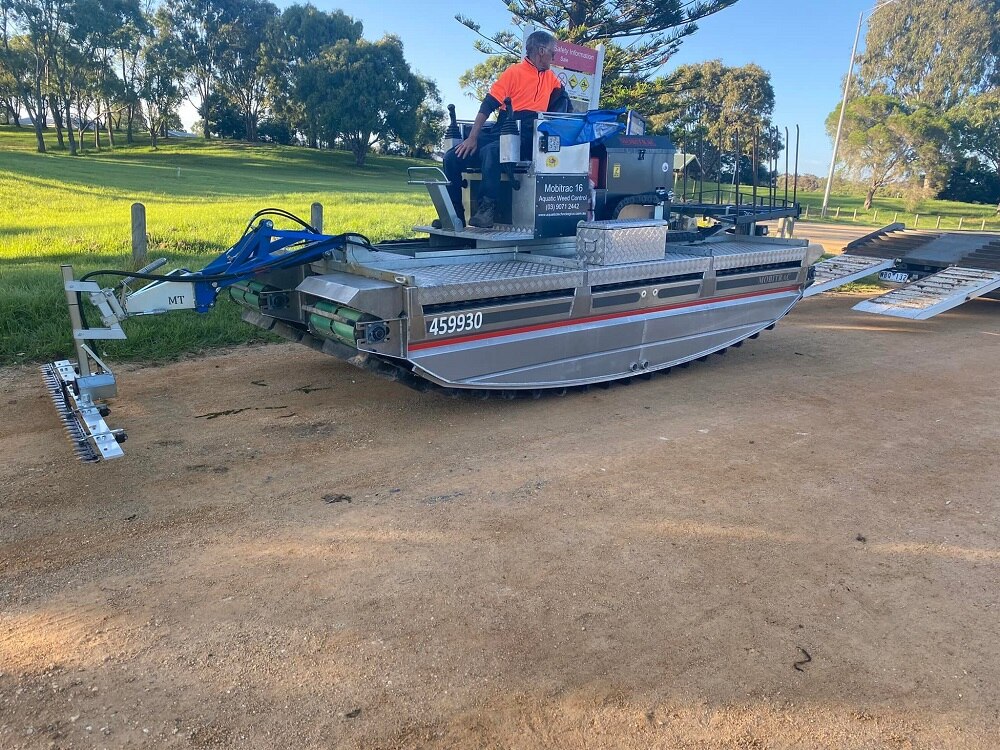 "Underwater mower" used to clear weeds in Sale's canal - ABC listen
