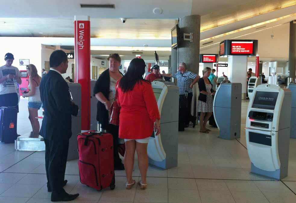 Qantas flights resume at Perth airport - ABC News