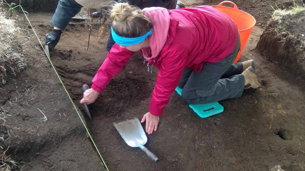 Students dig into history - ABC News