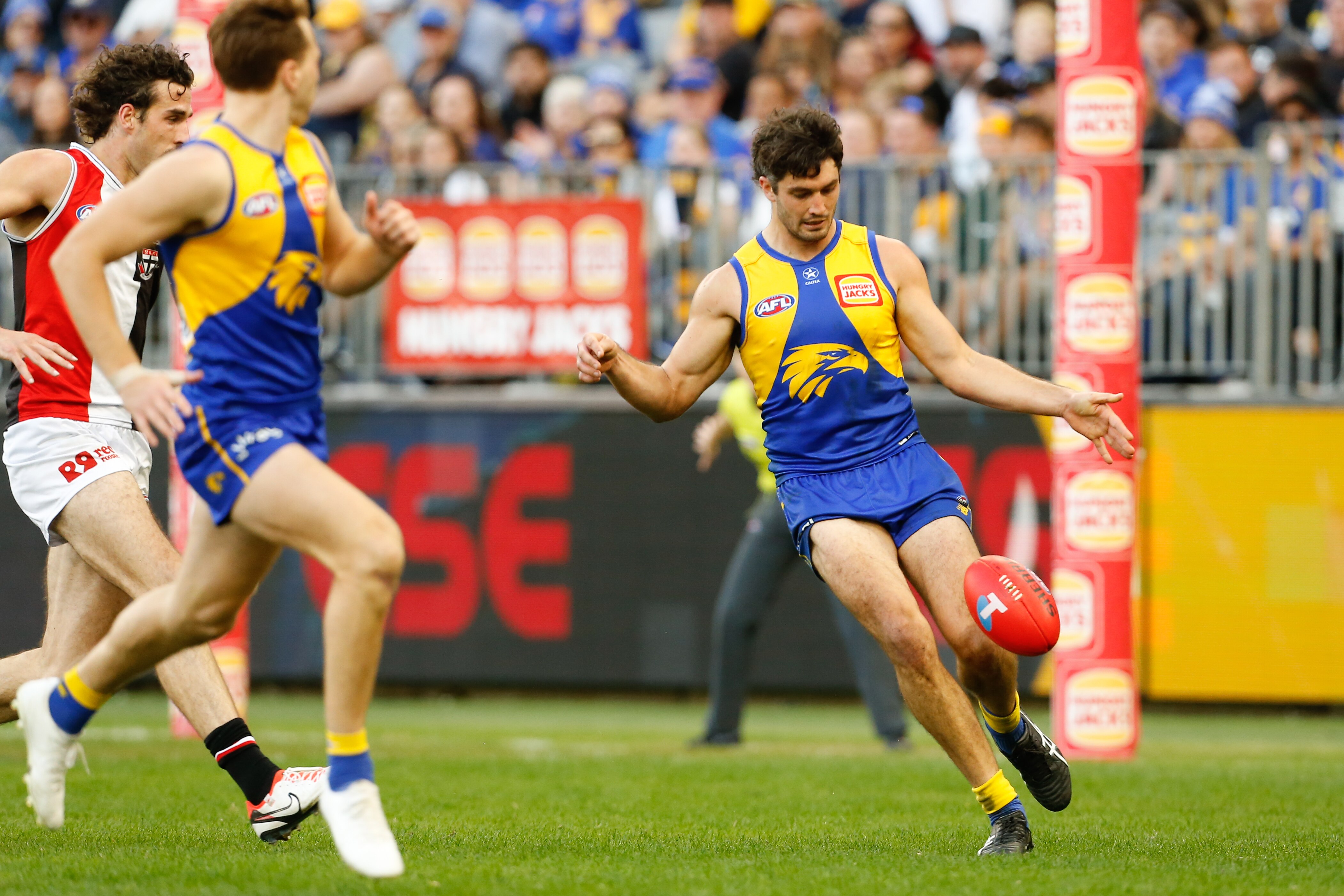 West Coast Eagles defender Tom Barrass requests trade to Hawthorn - ABC ...