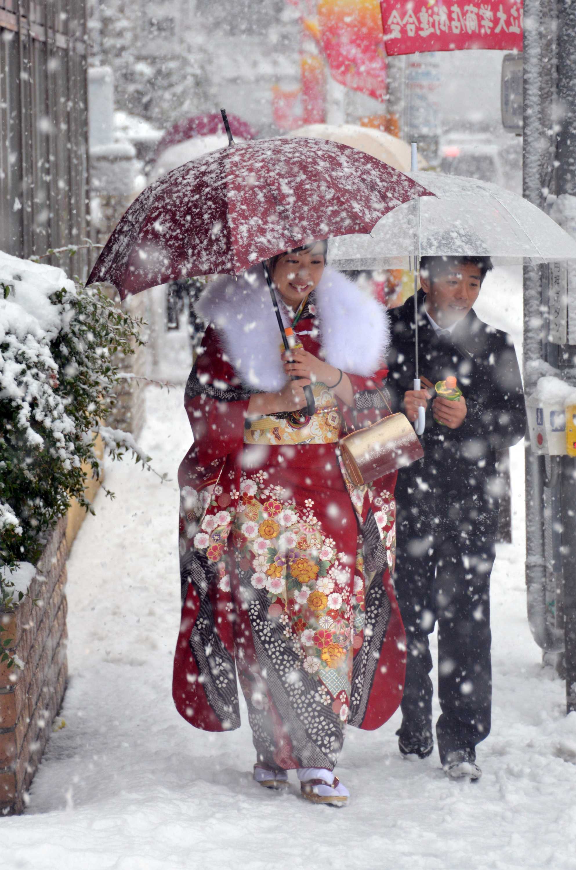 First snows of winter cause chaos in Tokyo - ABC News