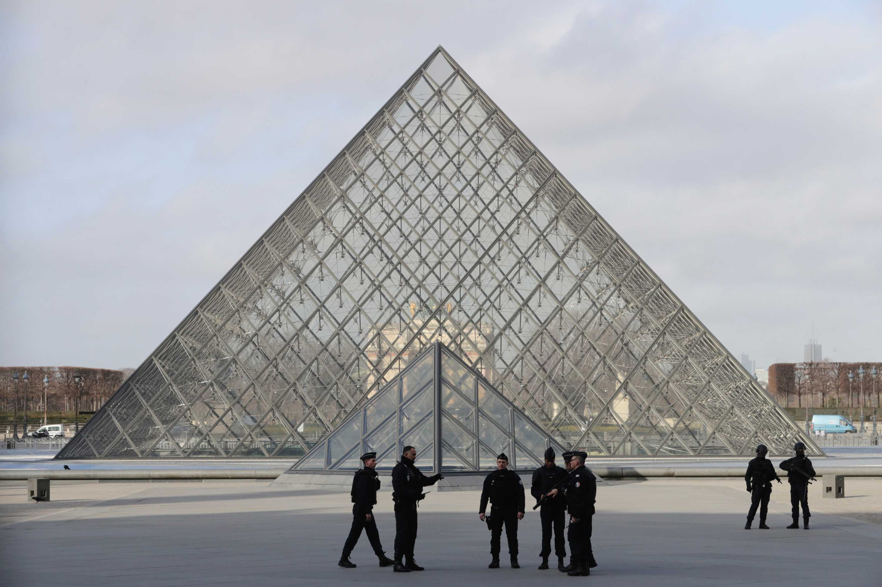 Louvre museum: French soldiers shoot knife-wielding man, thwart ...