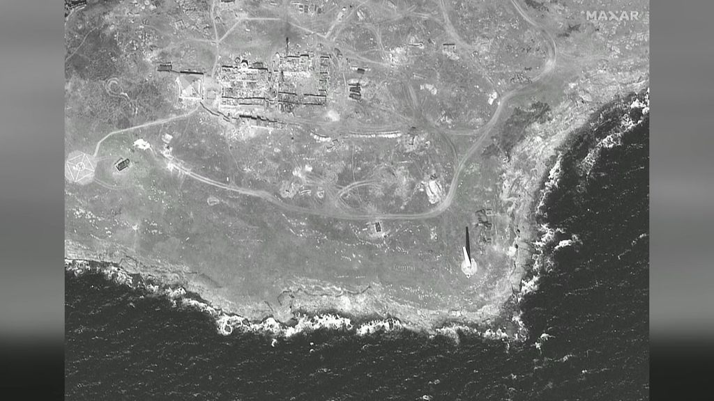 Satellite images show before and after of attacks on Snake Island - ABC ...
