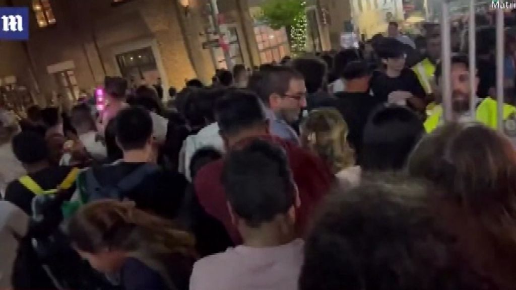 Crowd crush at gate to ticketed area during Sydney's NYE celebrations ...