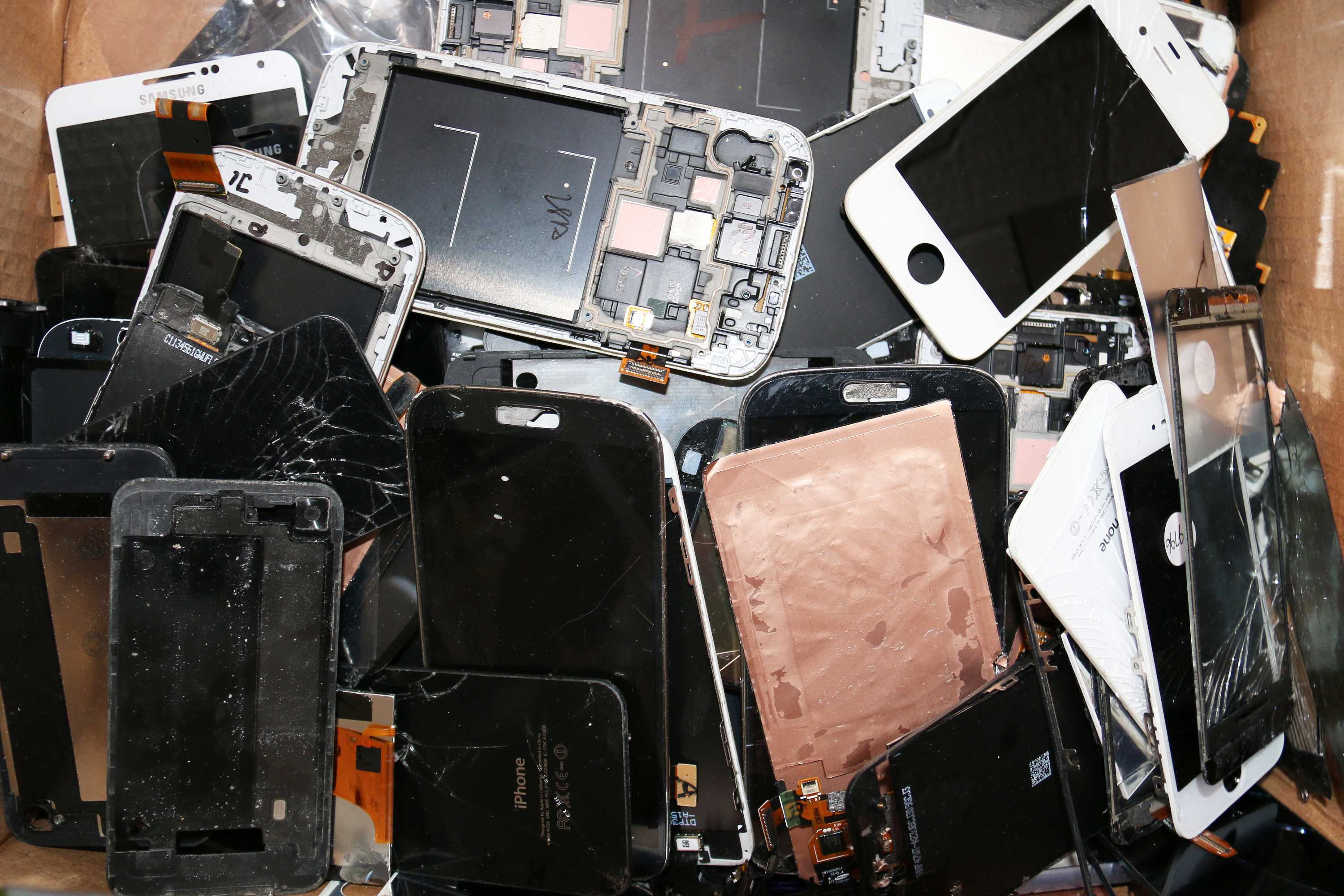 Mobile phones engineered 'not to last', expert says - ABC News
