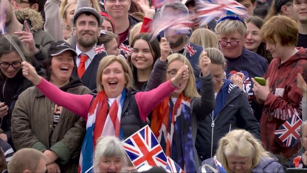 Crowds gather in London ahead of the coronation of King Charles III ...