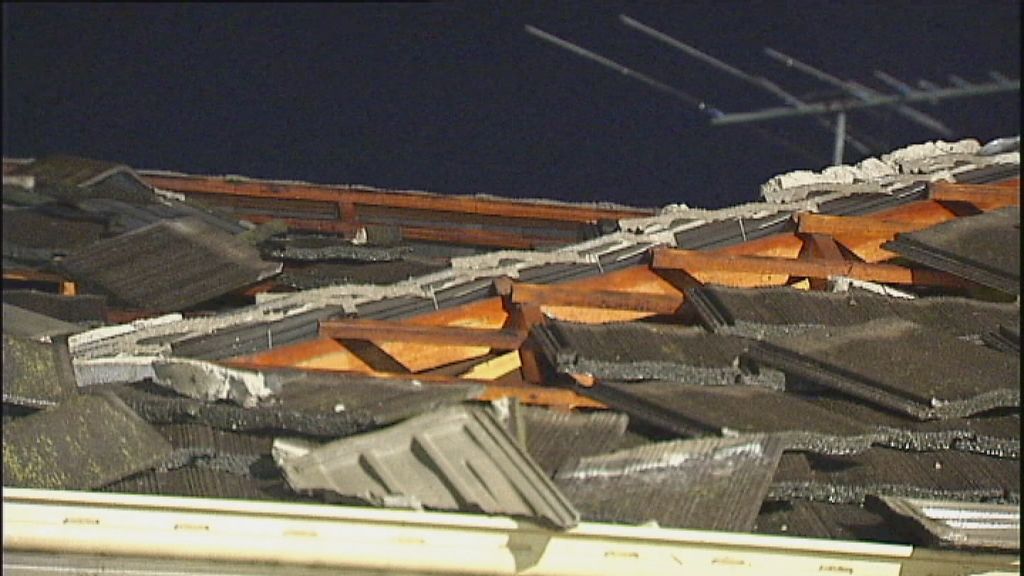 Microburst damages homes at Keysborough - ABC News