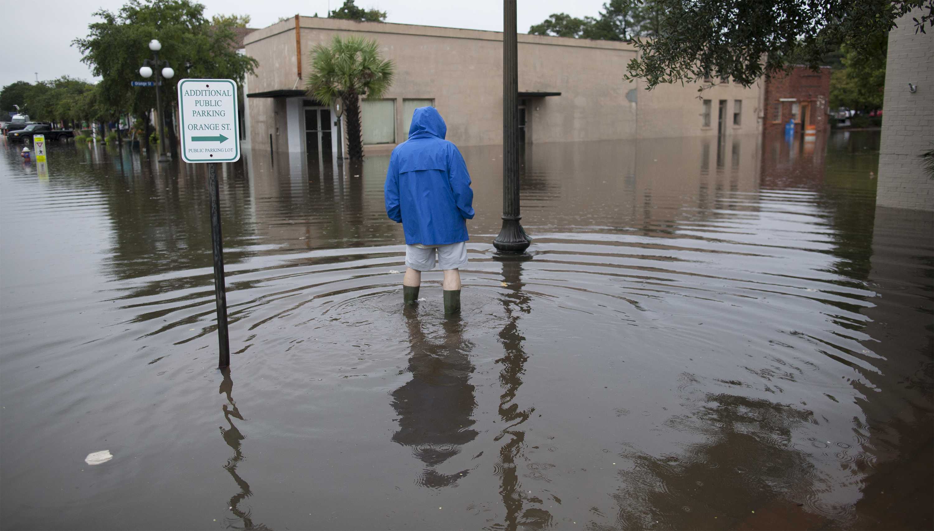 Record floods kill 15 in South Carolina, leave thousands without power ...