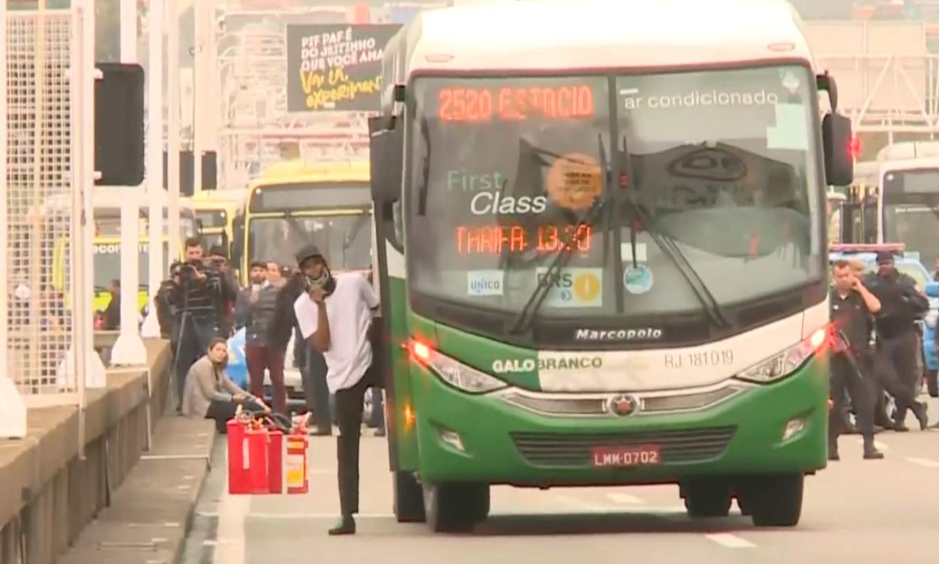 Police sniper kills man who hijacked a bus and took 37 people hostage ...