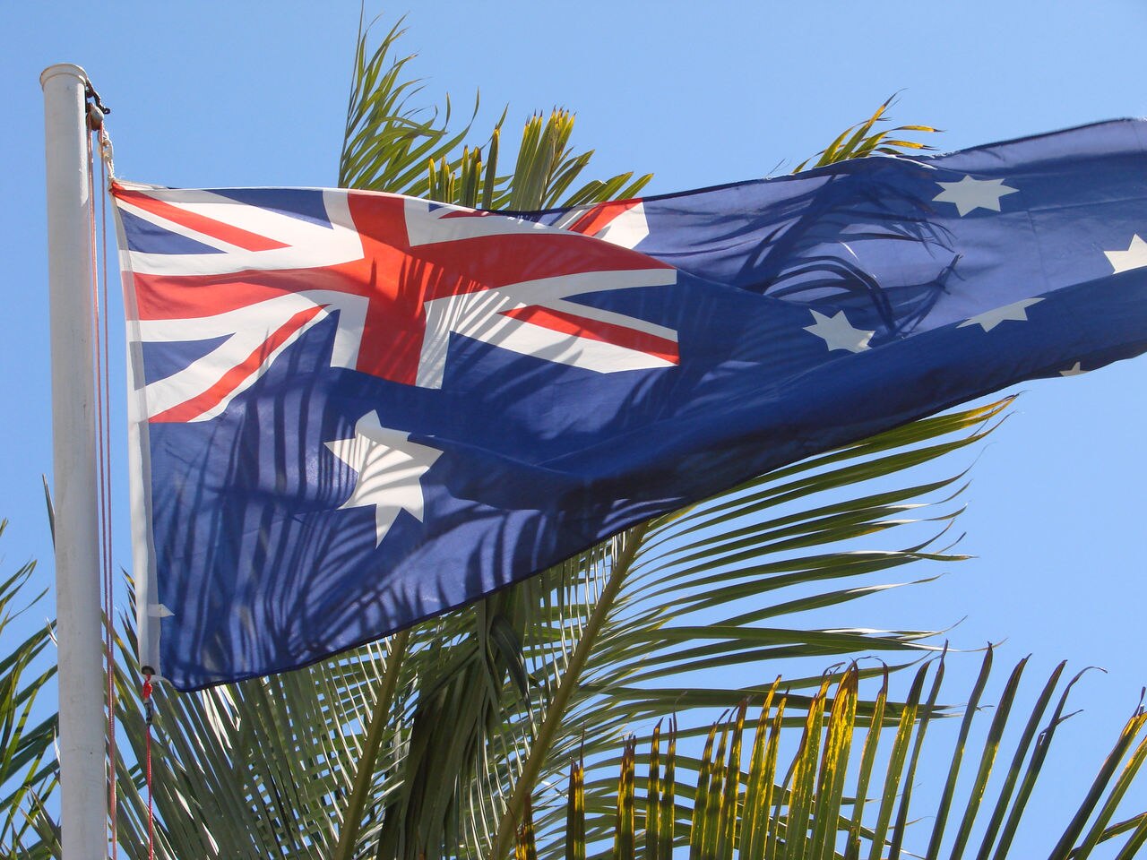 Flag thieves un-Australian: Toowoomba Mayor - ABC News