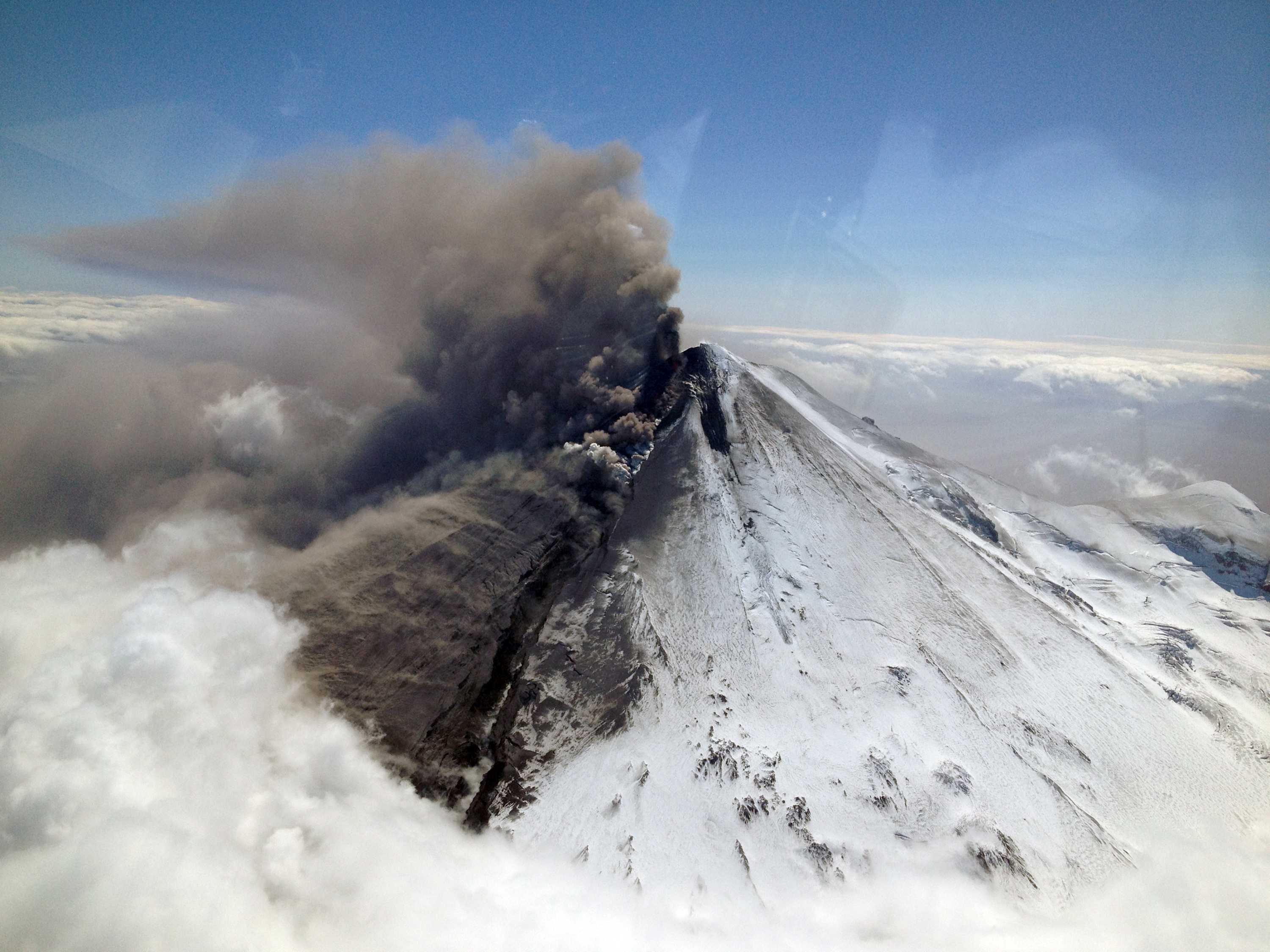 Eruption of Alaska volcano Mount Pavlof disrupts flights - ABC News