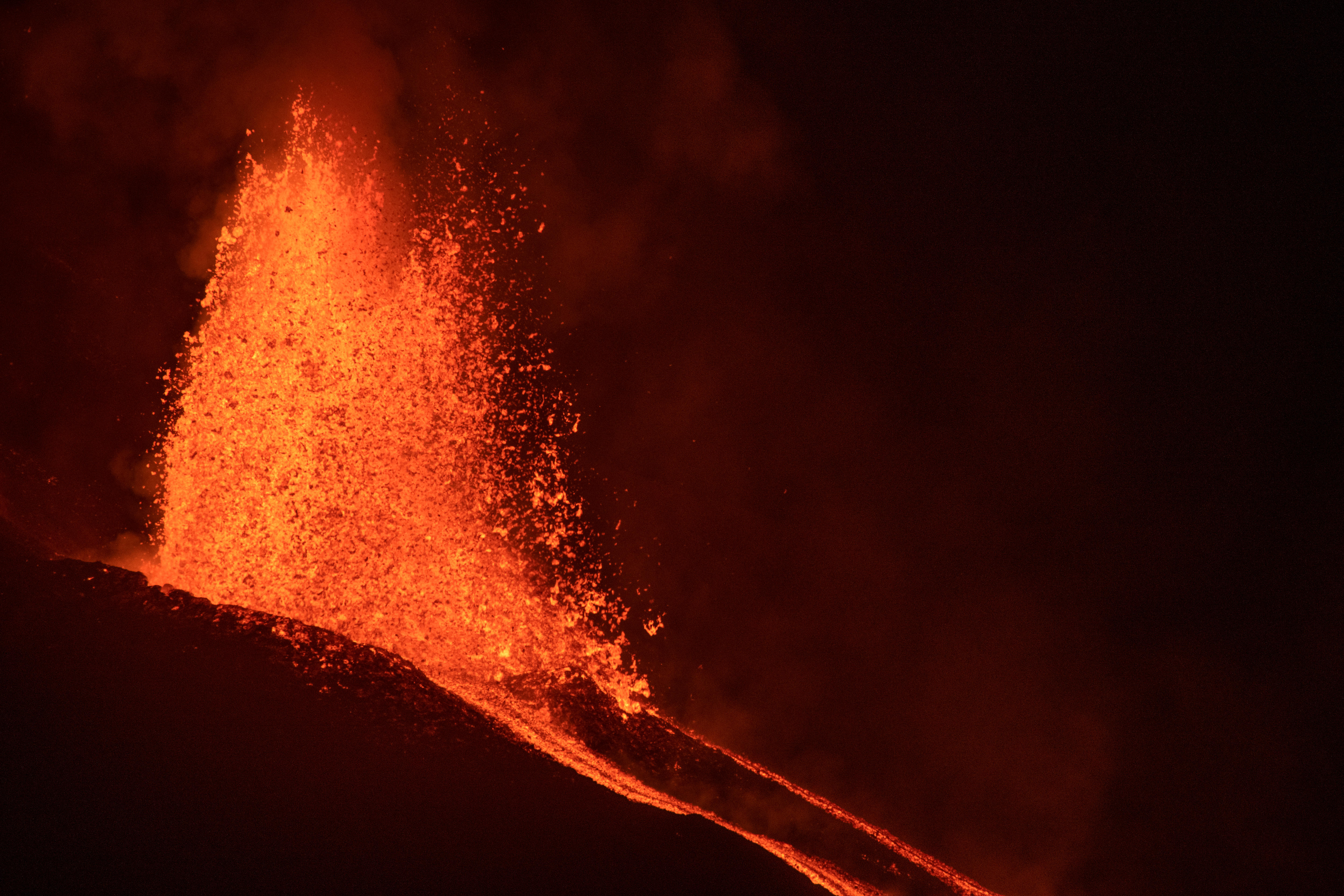 Nine days after eruption, lava from La Palma volcano reaches ocean ...