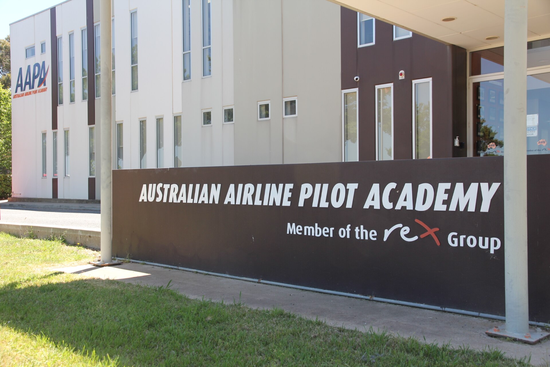 Rex Airlines puts Wagga Wagga flight school on market for estimated $17 ...