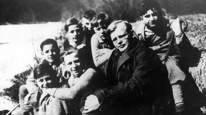 "A pacifist and enemy of the state": Bonhoeffer's journey to ...