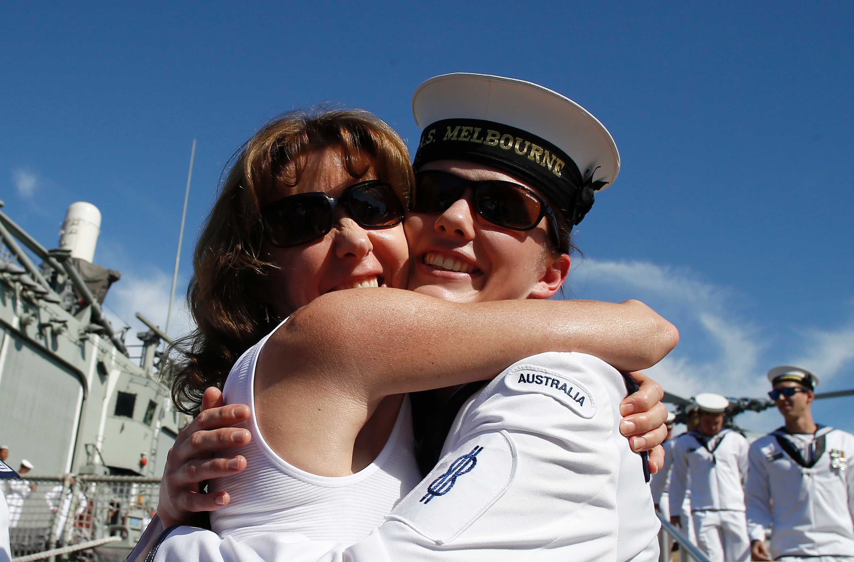 HMAS Melbourne crew welcomed home in Sydney after Middle East ...