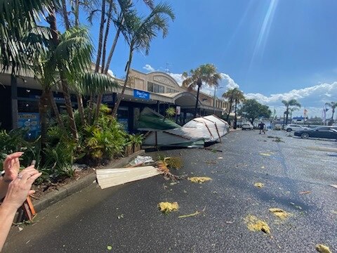'Mini cyclone' rips through Port Macquarie, lifting roofs and bringing ...