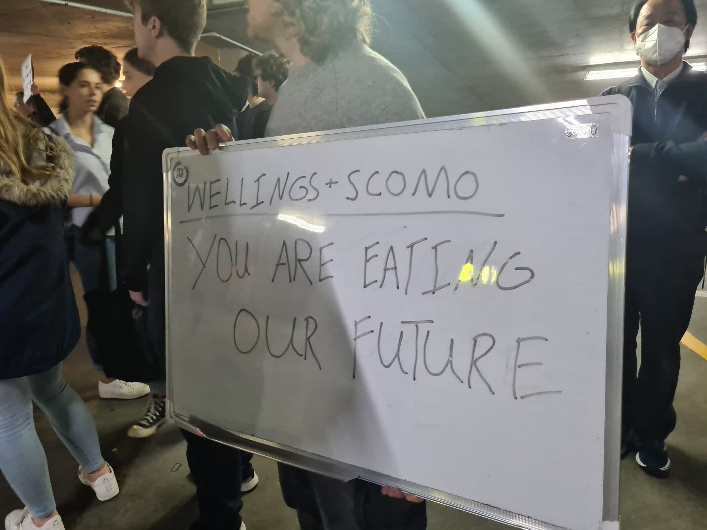 Wollongong University students clash with police at vice-chancellor ...