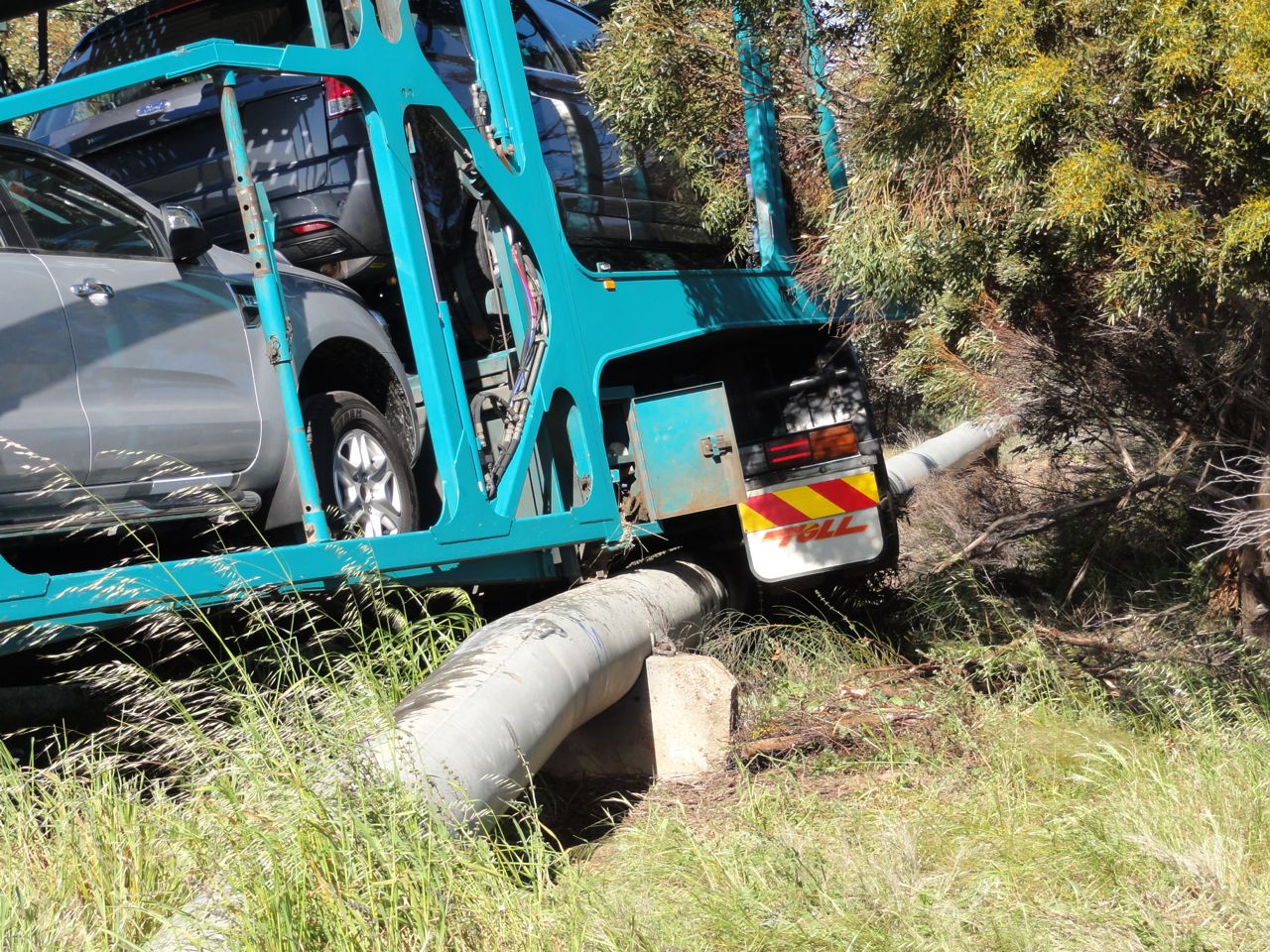 Truck crash ruptures water pipeline - ABC News