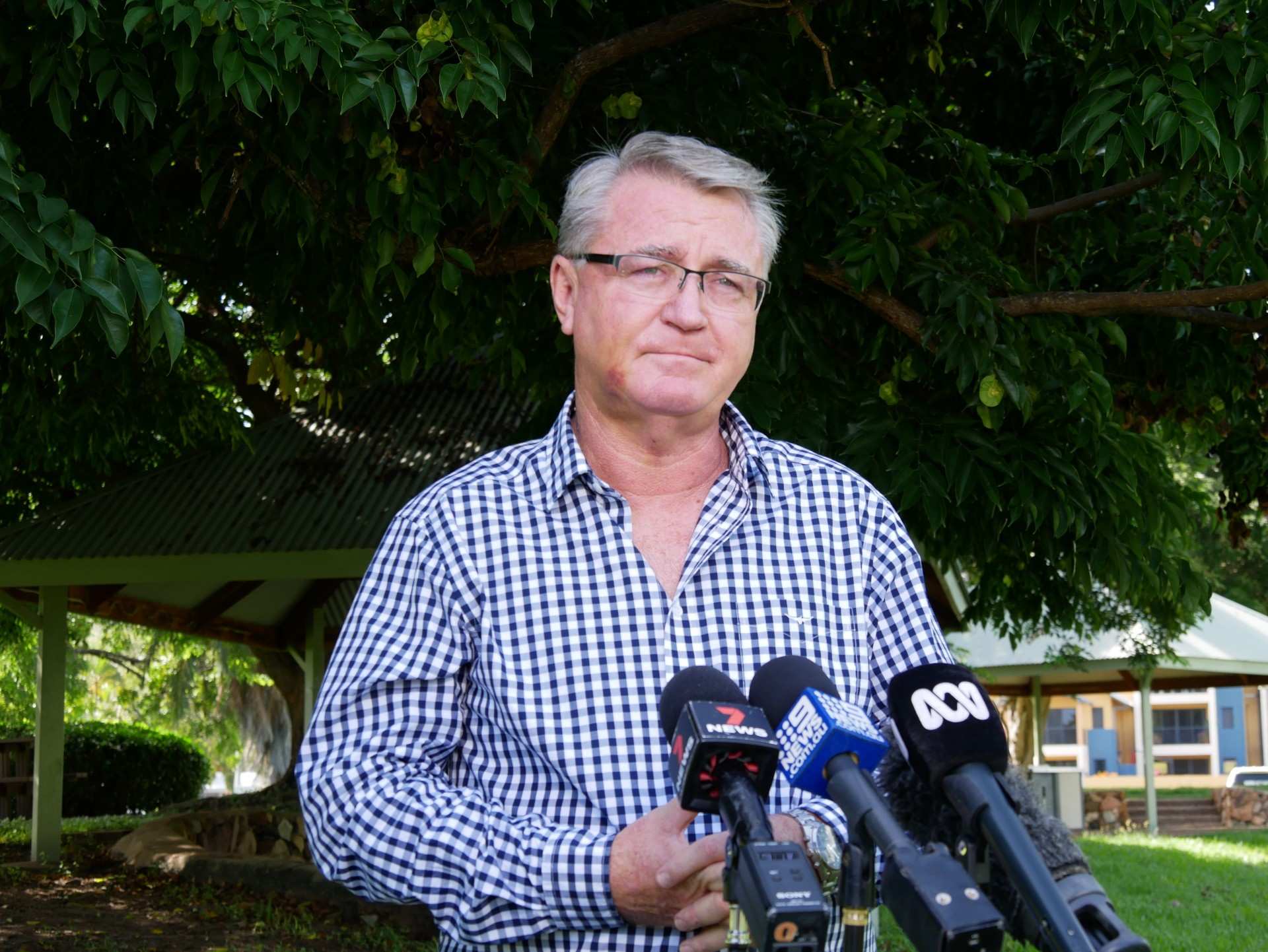 Security footage shows Queensland MP Les Walker being…