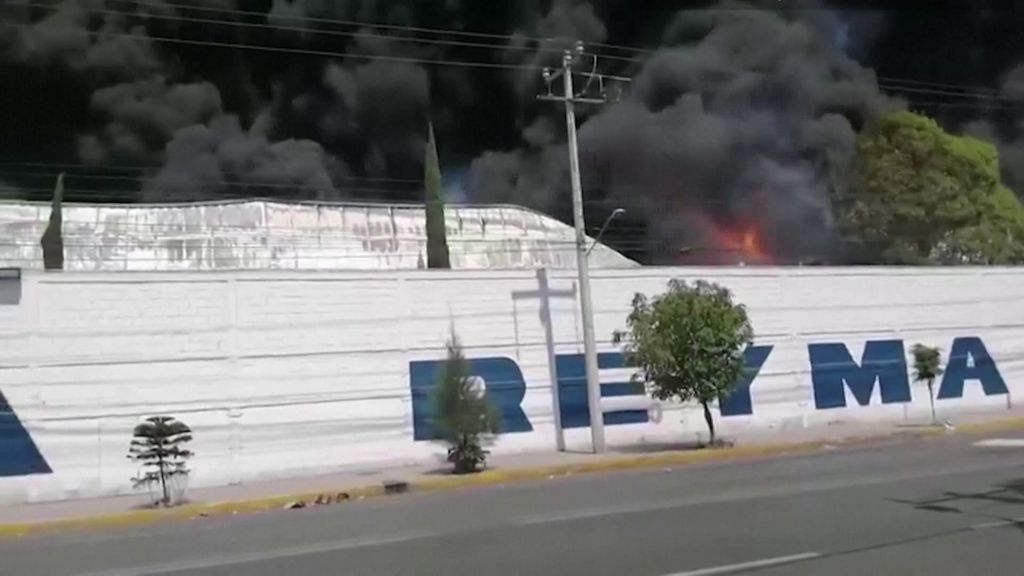 Large plumes of smoke billow out from fire in Mexico - ABC News