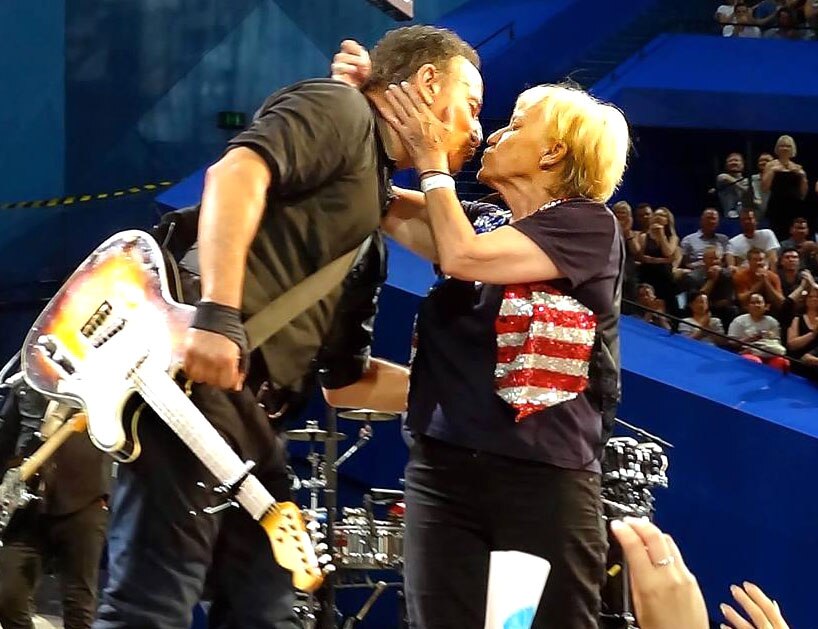 Stunning: Bruce Springsteen "Dares" To Kiss A Female Fan On Stage Right ...
