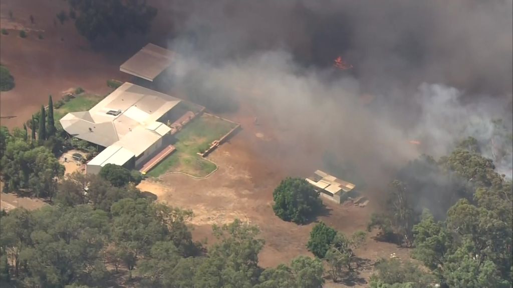 A bushfire is burning towards the WA town of Wundowie - ABC News