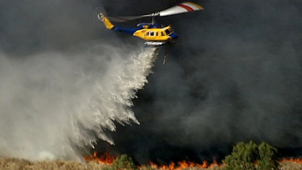 Fast moving grass fire at Mutdapilly - ABC News