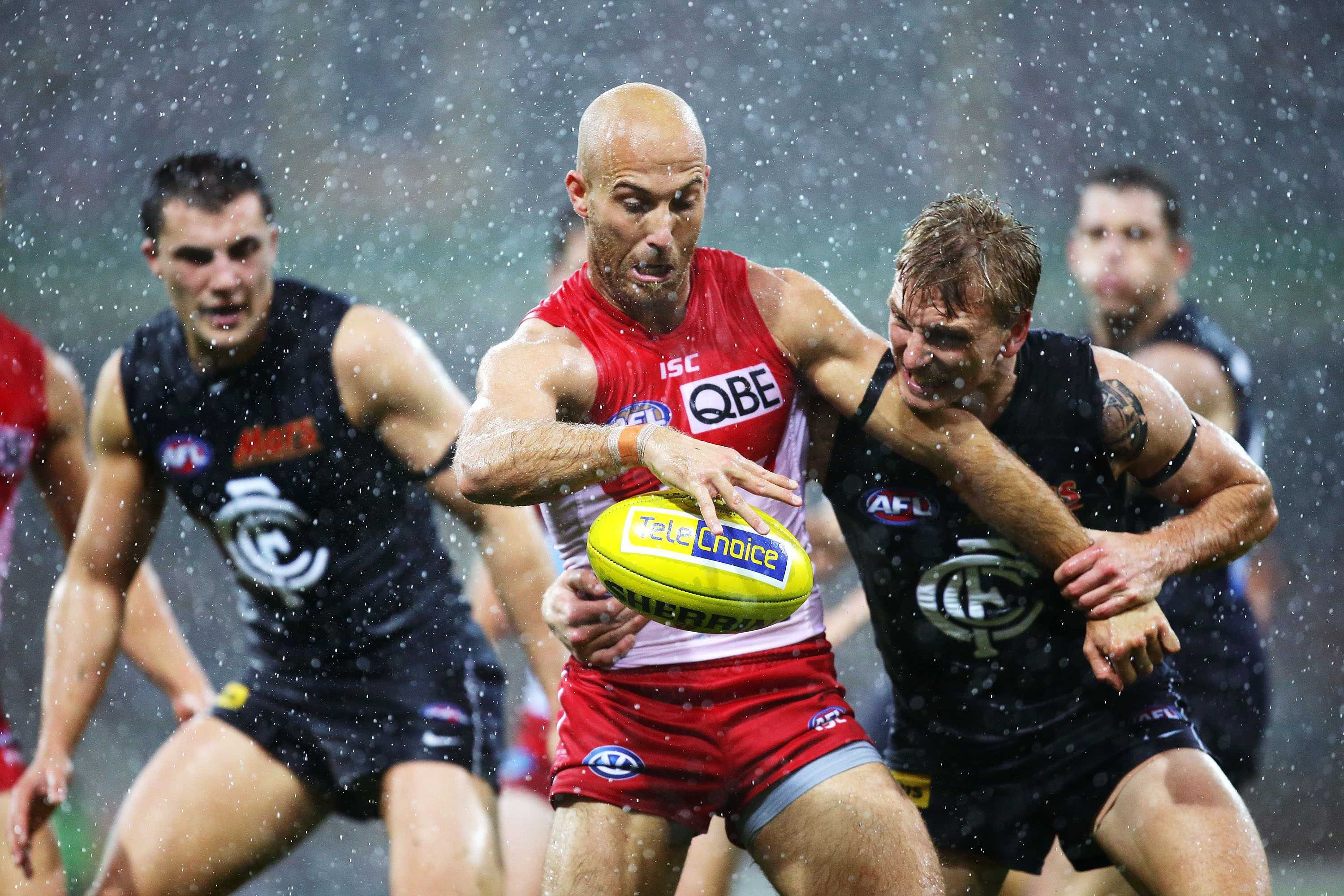 AFL: Sydney Swans overcome Carlton at rain-drenched SCG - ABC News
