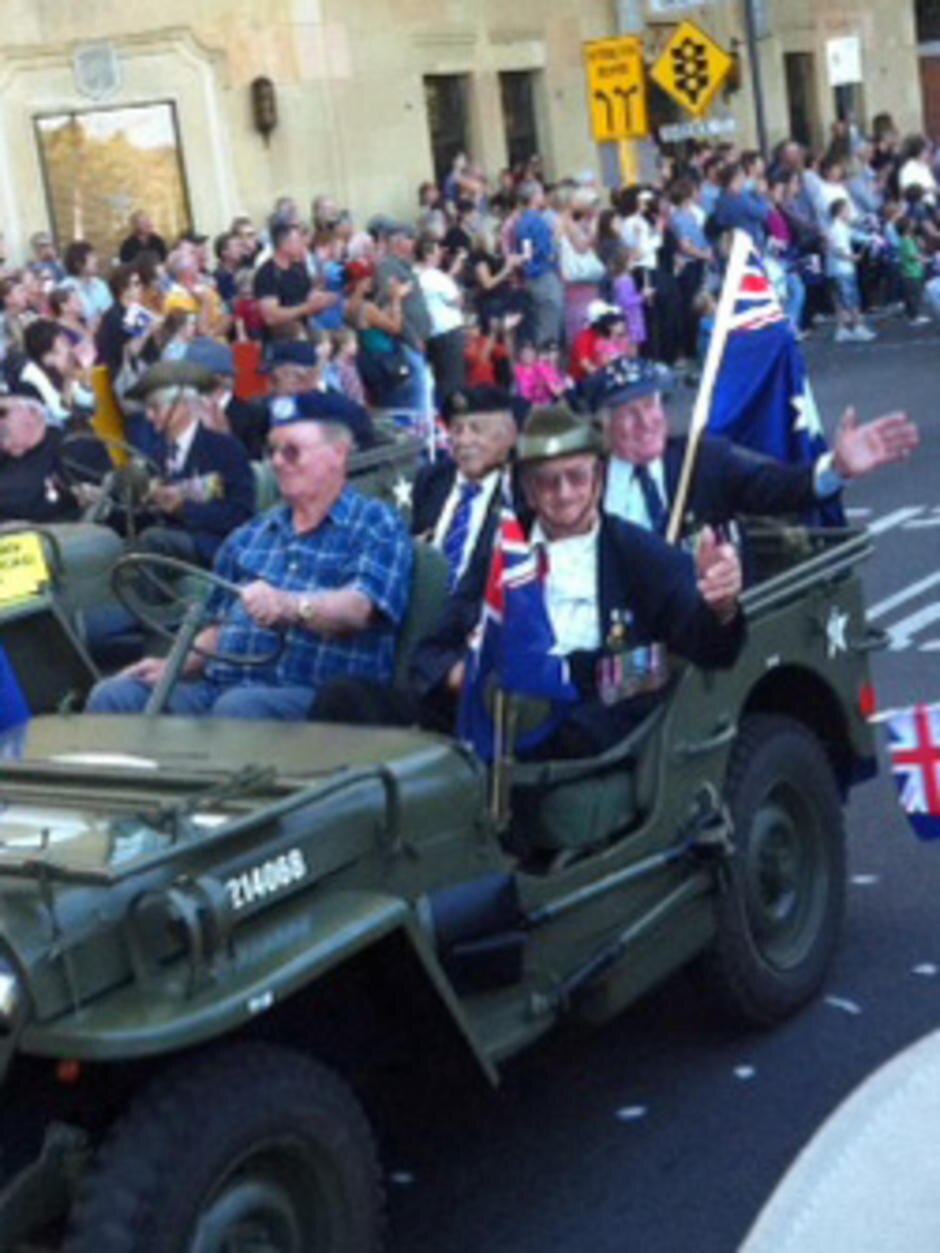Perth Anzac march crowds swell - ABC News