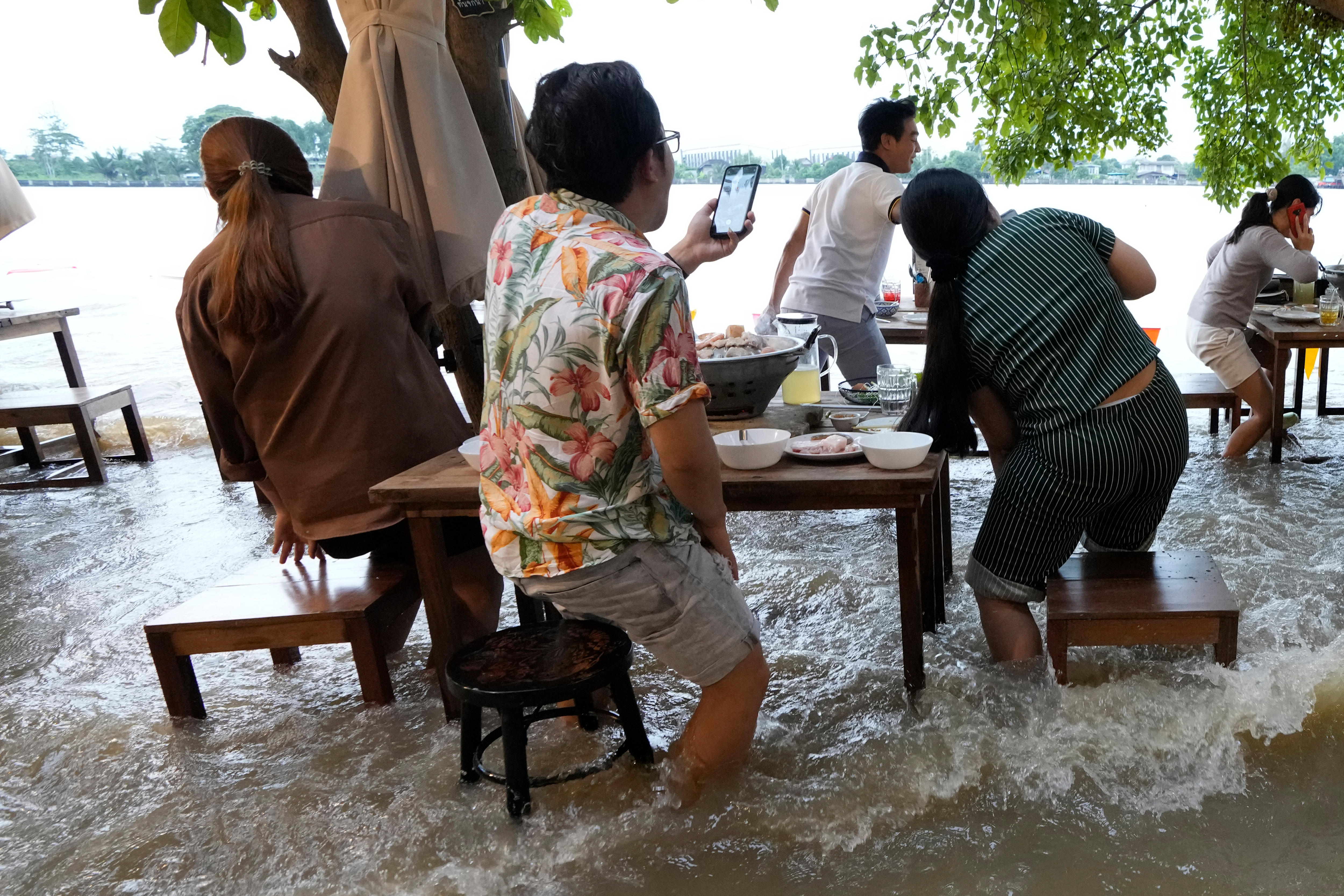Flooded Thailand restaurant making waves with hungry locals looking for ...