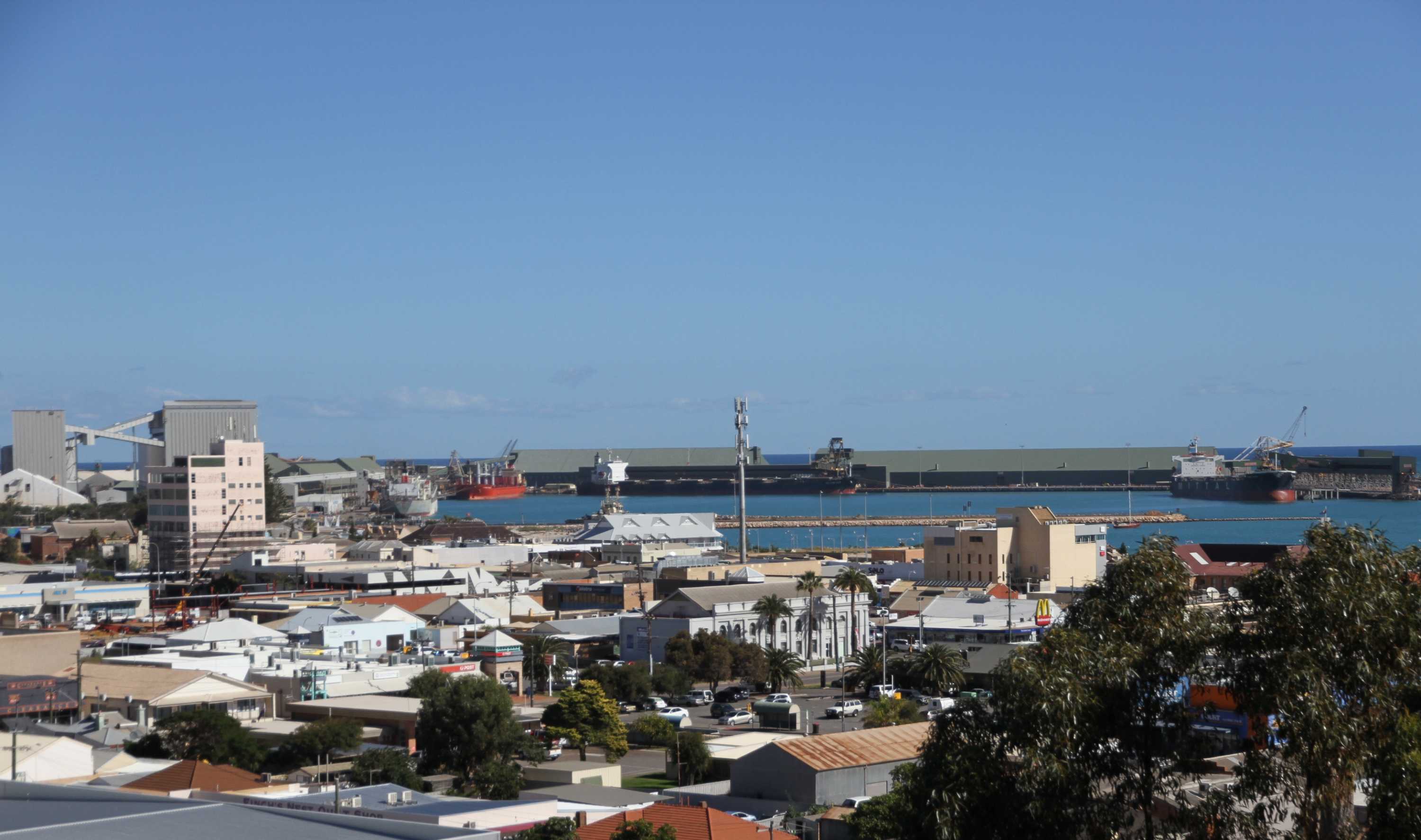Geraldton port breaks shipping record - ABC News