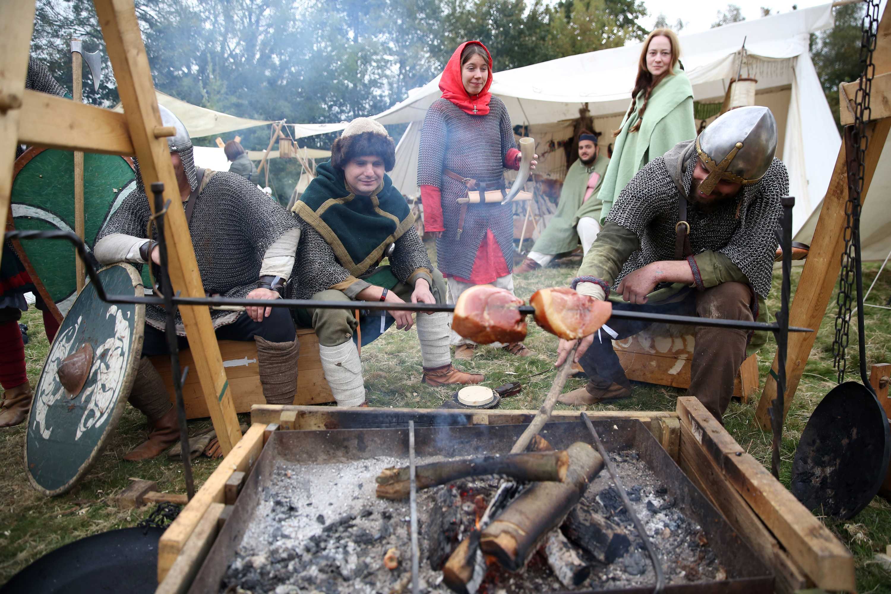 Battle of Hastings: Thousands in England re-enact historical event on ...